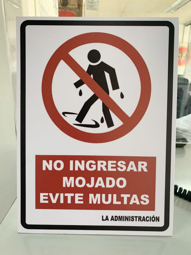 Letrero No ingresar mojado | 40×30 cms - Gráfica Letrilandia